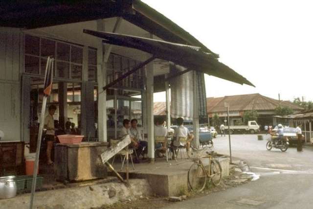 Nostalgic Coloured Photos of Former Chong Pang Village | Remember Singapore